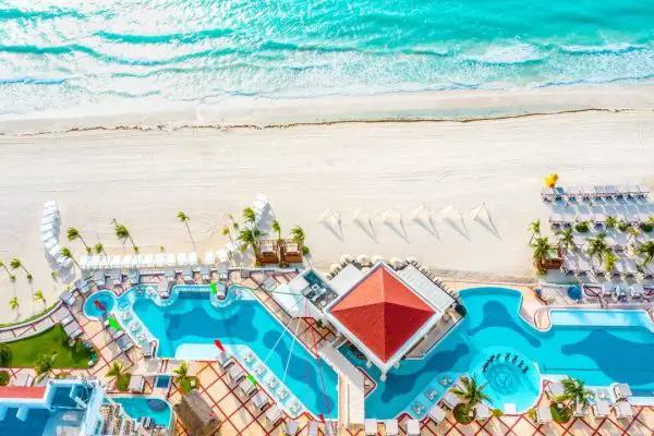 Tipping in Cancún: Essential Guide to Who, When & How Much